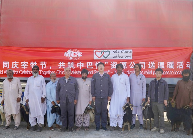 Chinese company gives out donations in Eid